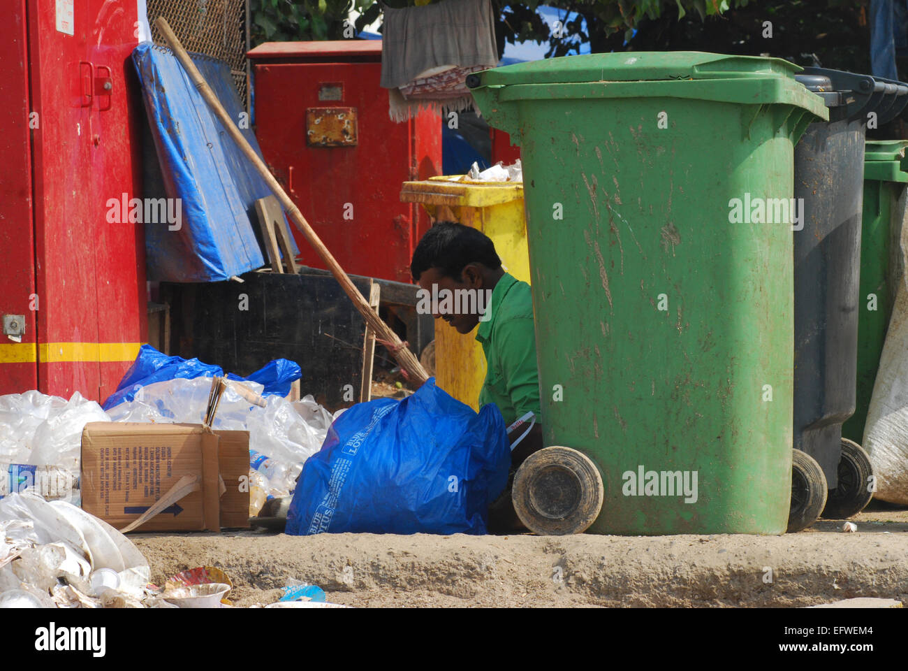 Dust bin man hi-res stock photography and images - Alamy