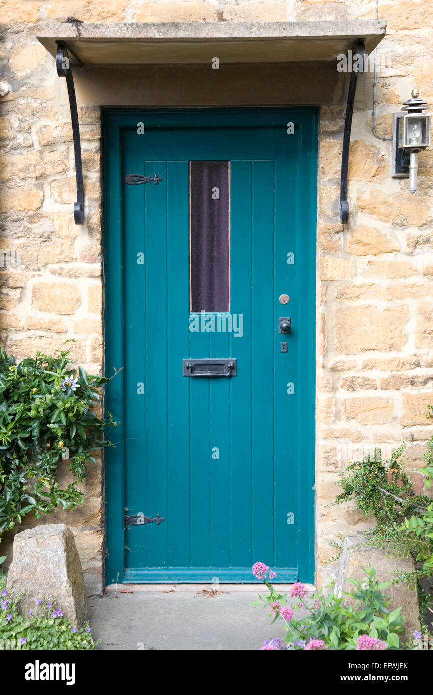 Blue door stone cottage hi-res stock photography and images - Alamy