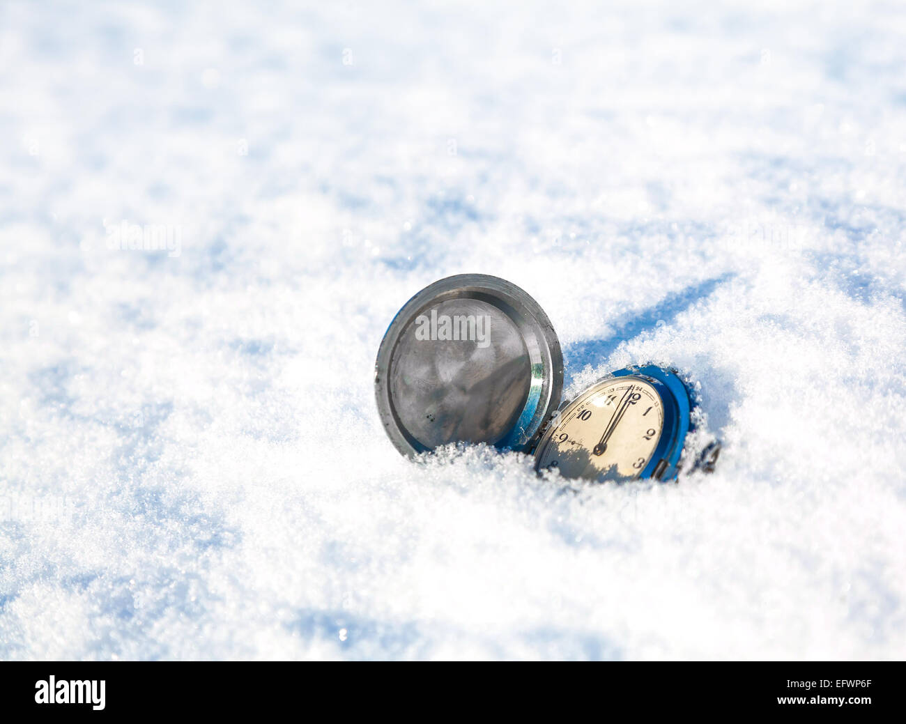 antique clock lay on a snowy background Stock Photo - Alamy