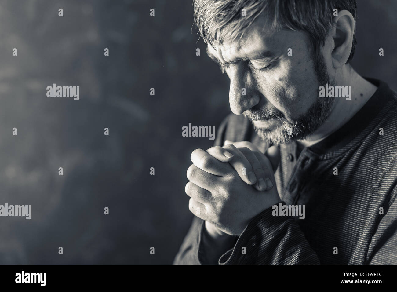 Man pray black hi-res stock photography and images - Alamy