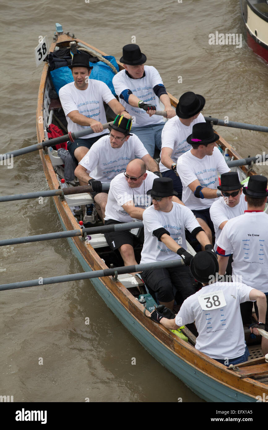 Rowing boat above thames hi-res stock photography and images - Alamy