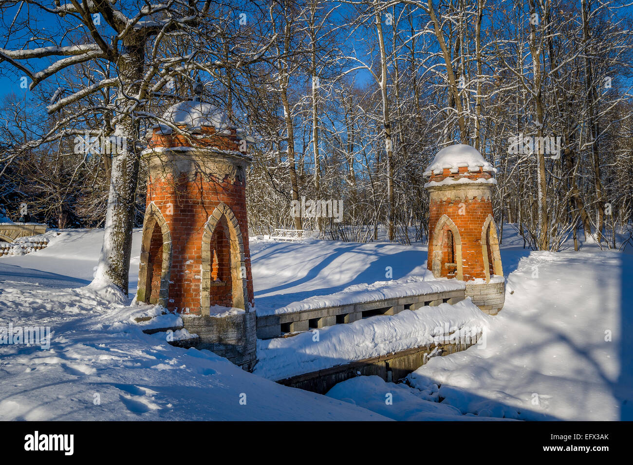 Two bridge towers hi-res stock photography and images - Alamy
