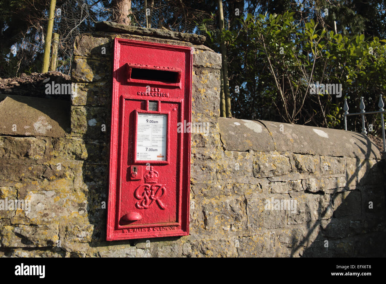 Old gr red post box hi-res stock photography and images - Alamy