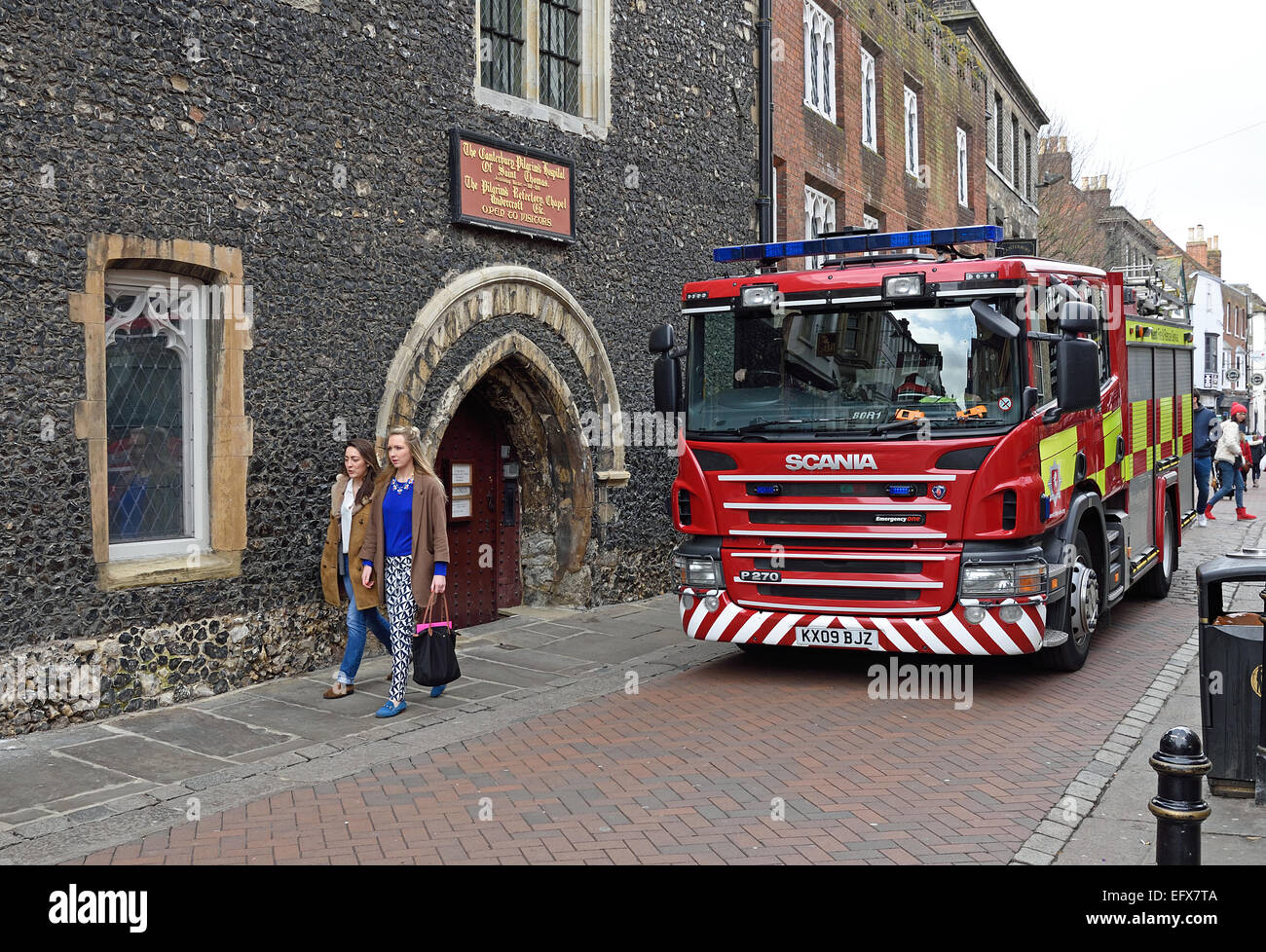 Scania P270 Fire Engine passing th entrance to Canterbury Pilgrim´s ...
