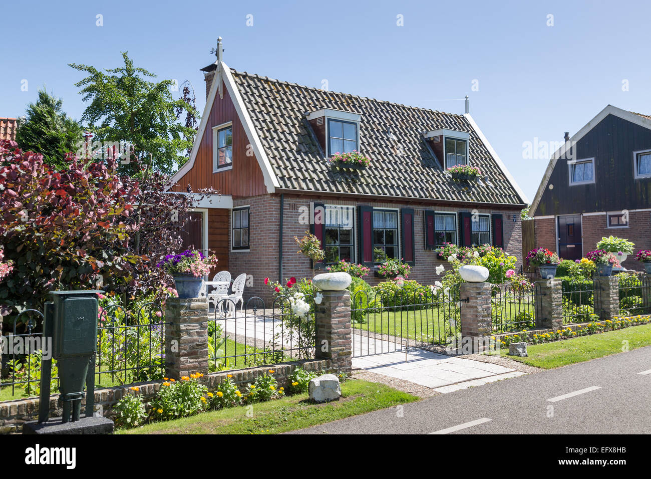 A well groomed yard and well kept house in Uitdam, North Holland ...