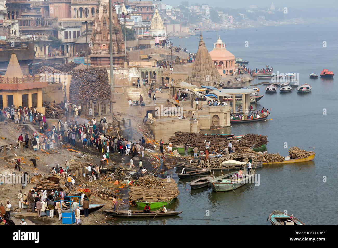 Hinduistic ritual cremation on a fire place at the Manikarnika Ghat of ...