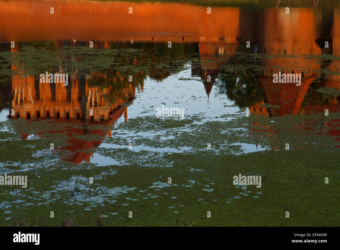Teutonic Castle in Malbork reflected in the Nogat river Stock Photo - Alamy