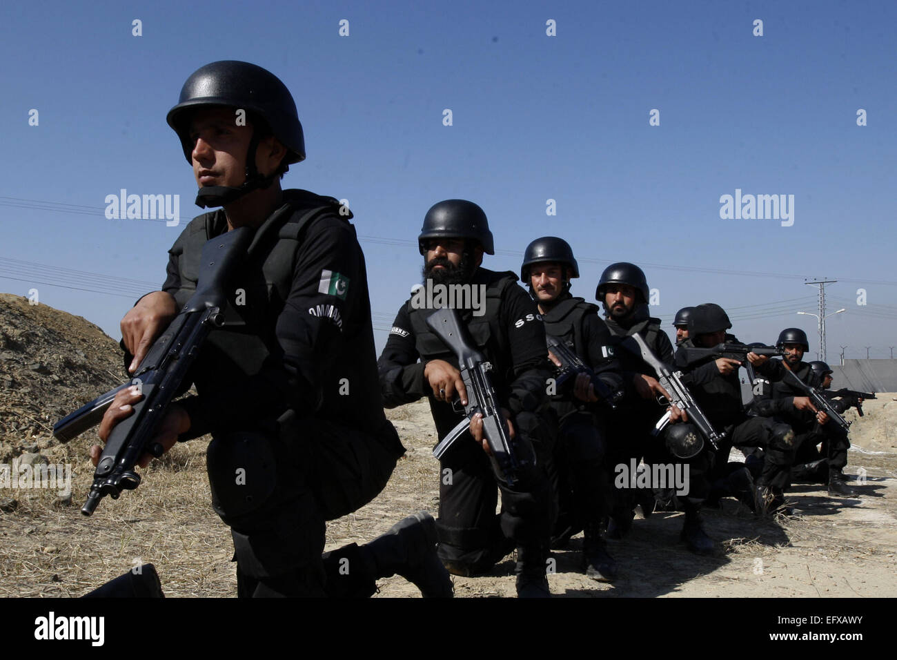 (150211) -- NOWSHERA, Feb. 11, 2015 (Xinhua) -- Pakistani police ...