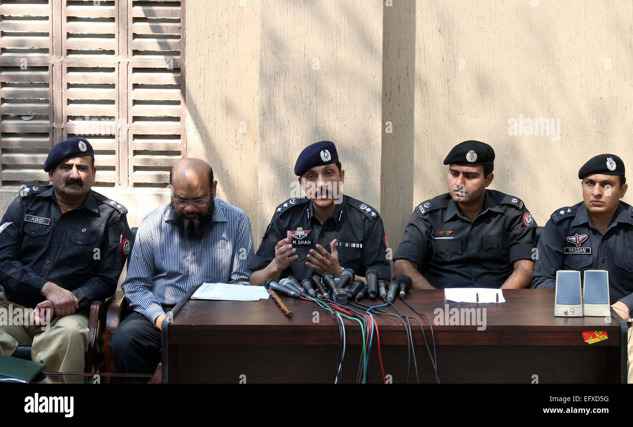SSP East Pir Muhammad Shah gives briefing to media persons about ...