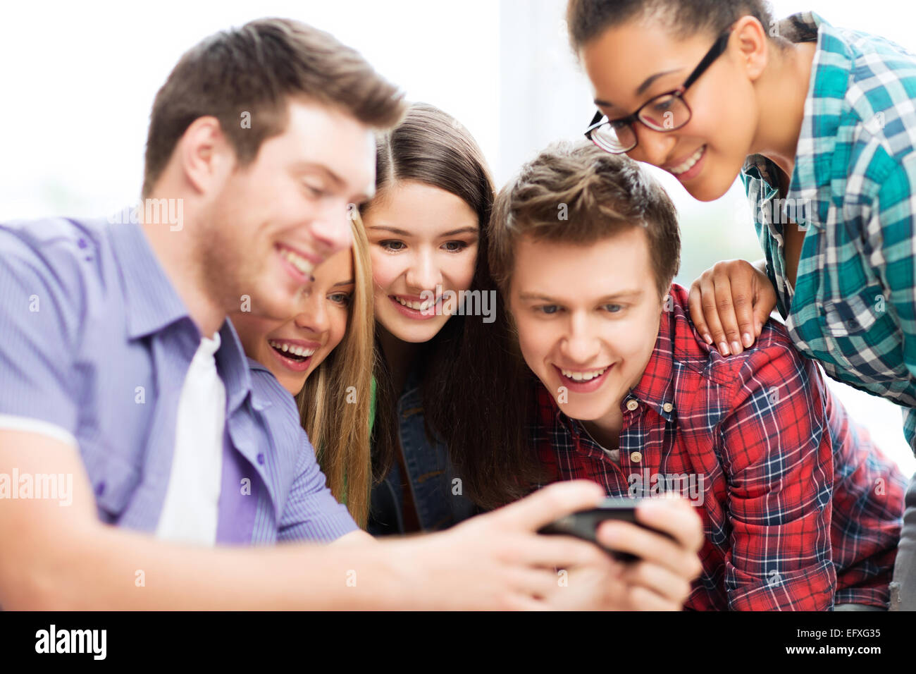 students looking at smartphone at school Stock Photo - Alamy