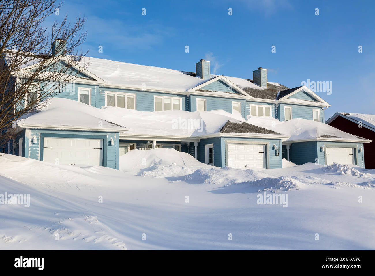 Snow piling up in a city neighborhood Stock Photo - Alamy
