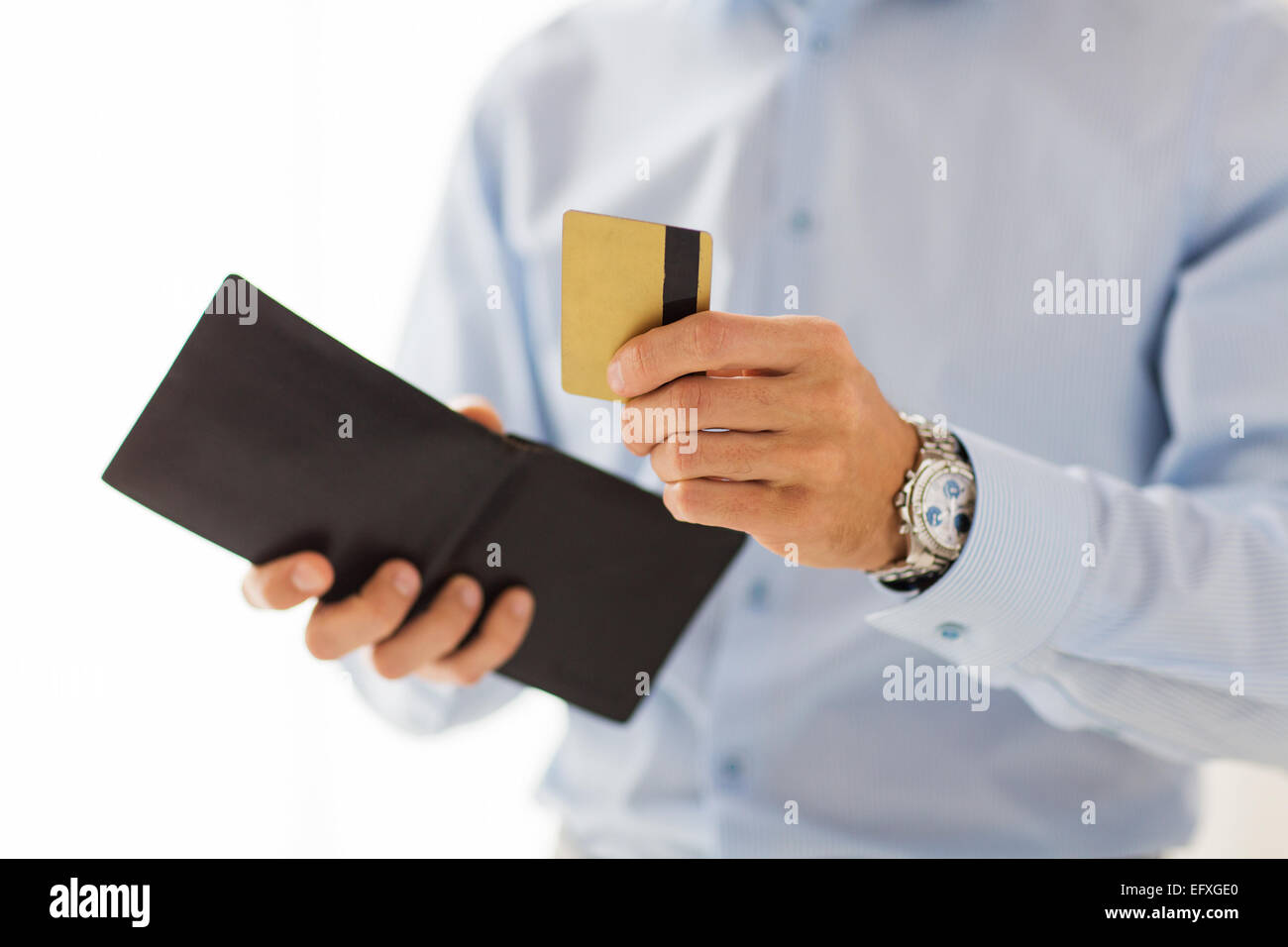close up of man holding wallet and credit card Stock Photo - Alamy