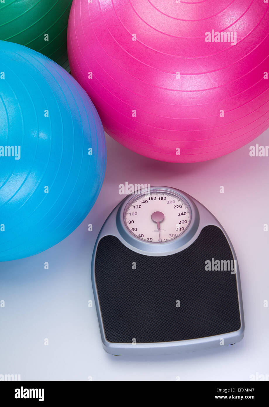 Weight scale and fitness workout gear Stock Photo - Alamy