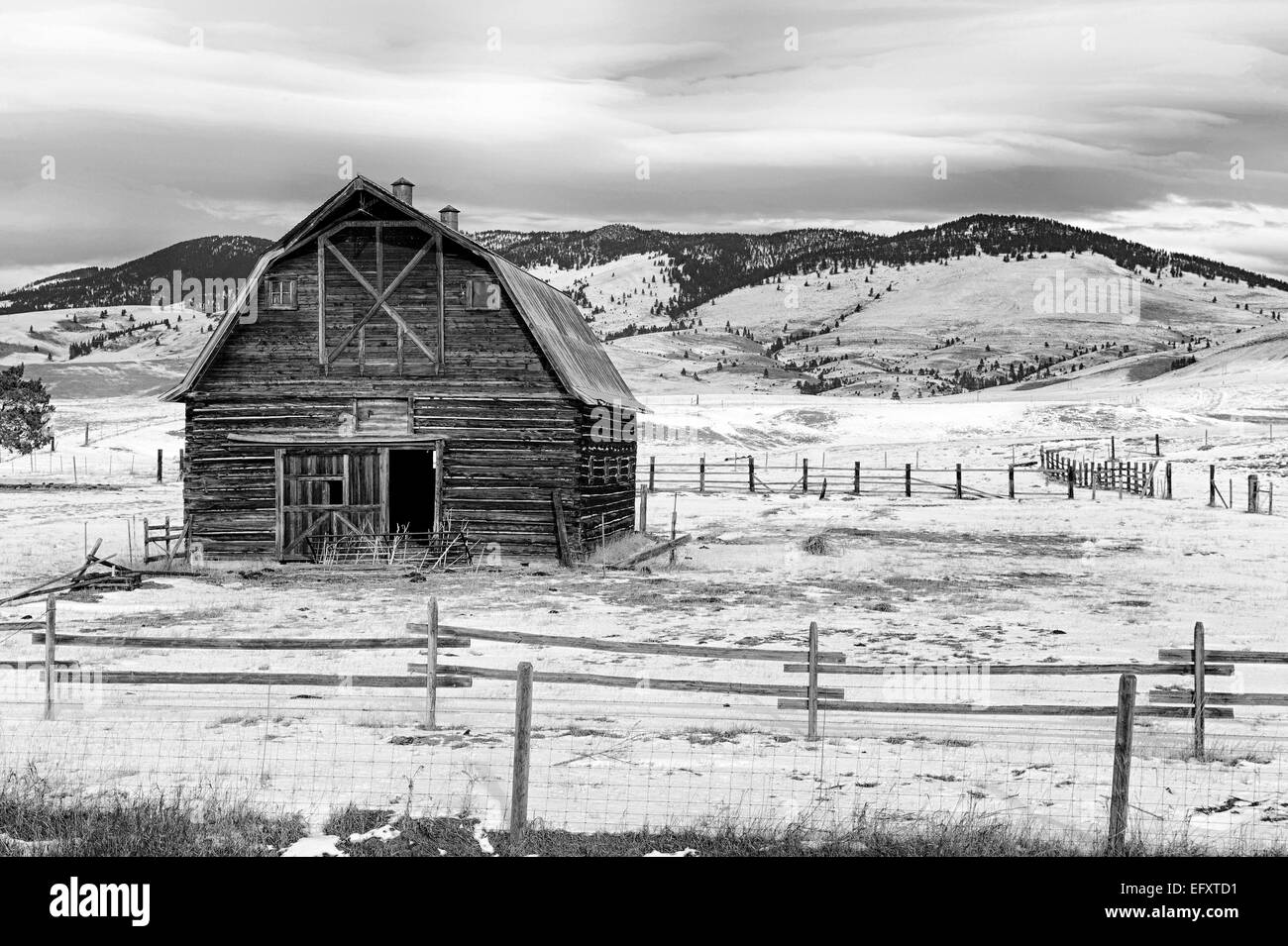 Barn and mountain hi-res stock photography and images - Alamy