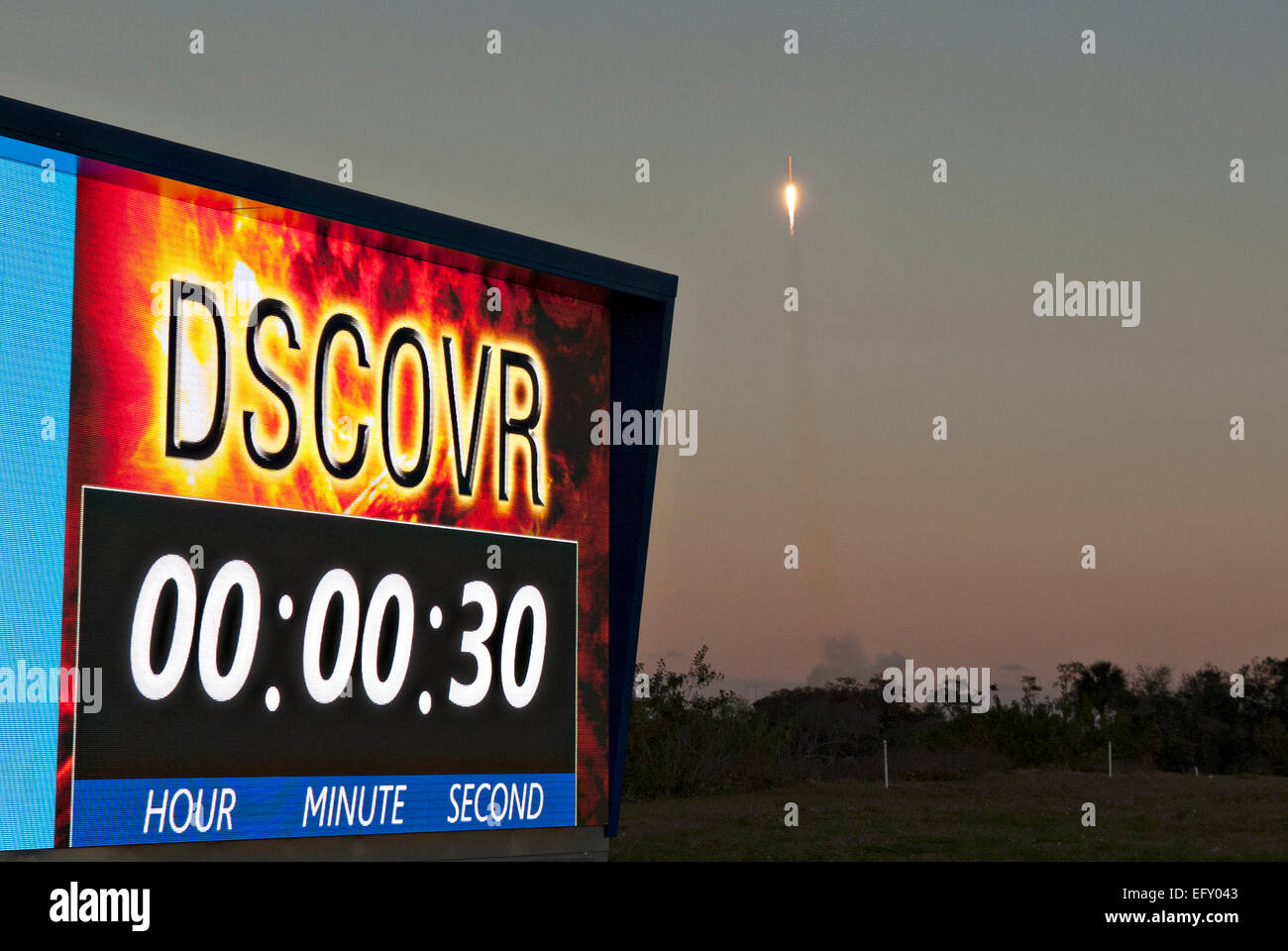 Ticking clock hi-res stock photography and images - Alamy