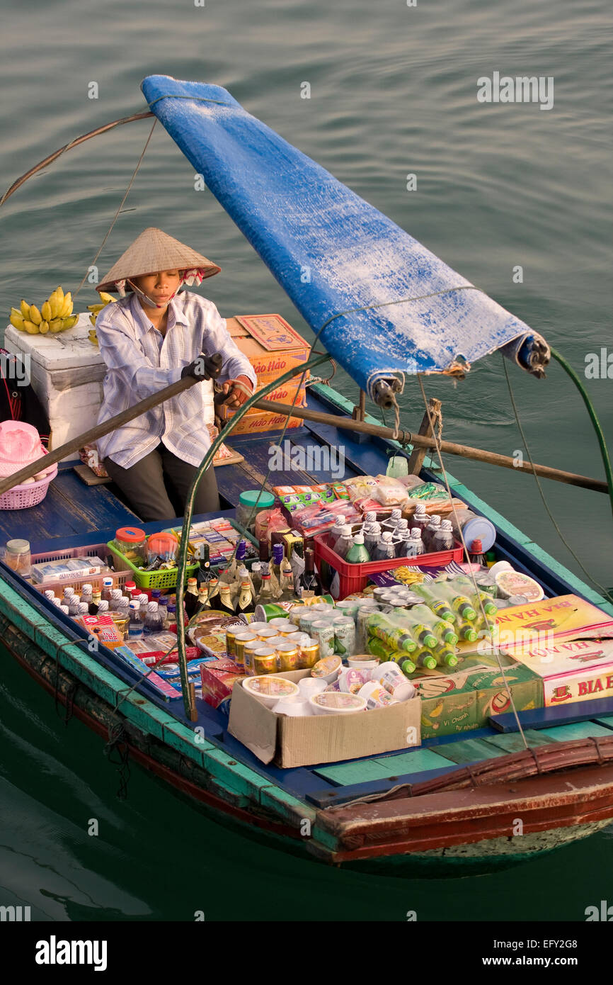 Snack food boat vendor Halong Bay Vietnam Stock Photo - Alamy