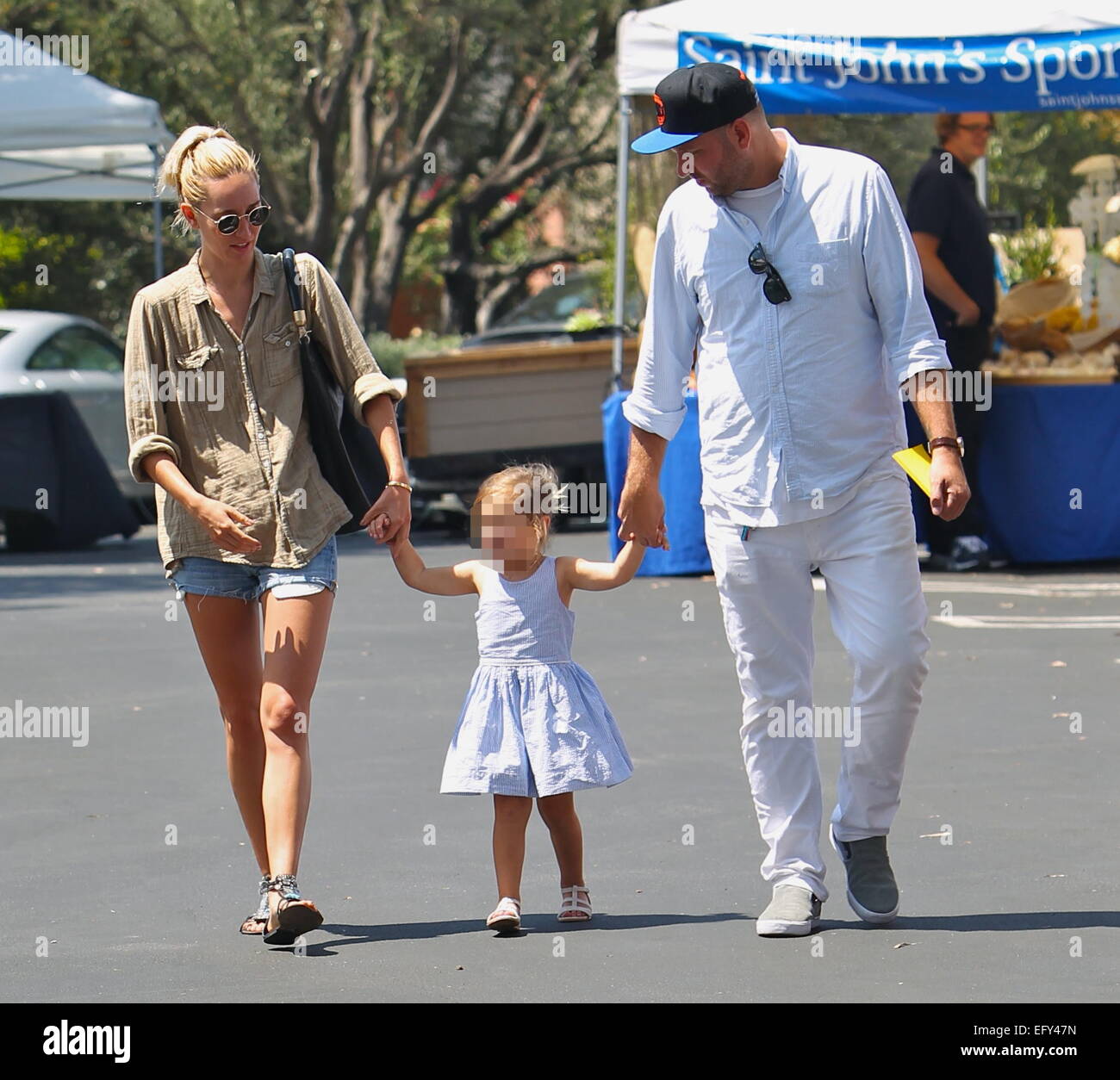 Kimberly Stewart takes daughter Delilah to a Beverly Hills Farmer's ...