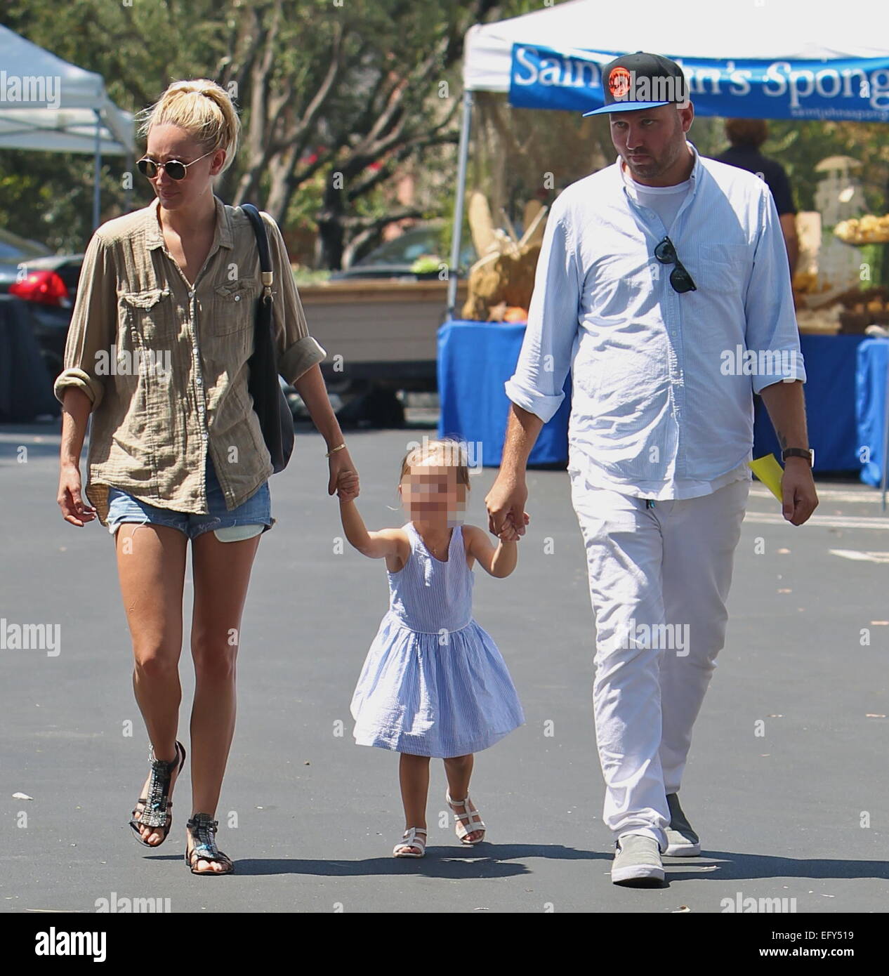 Kimberly Stewart takes daughter Delilah to a Beverly Hills Farmer's ...