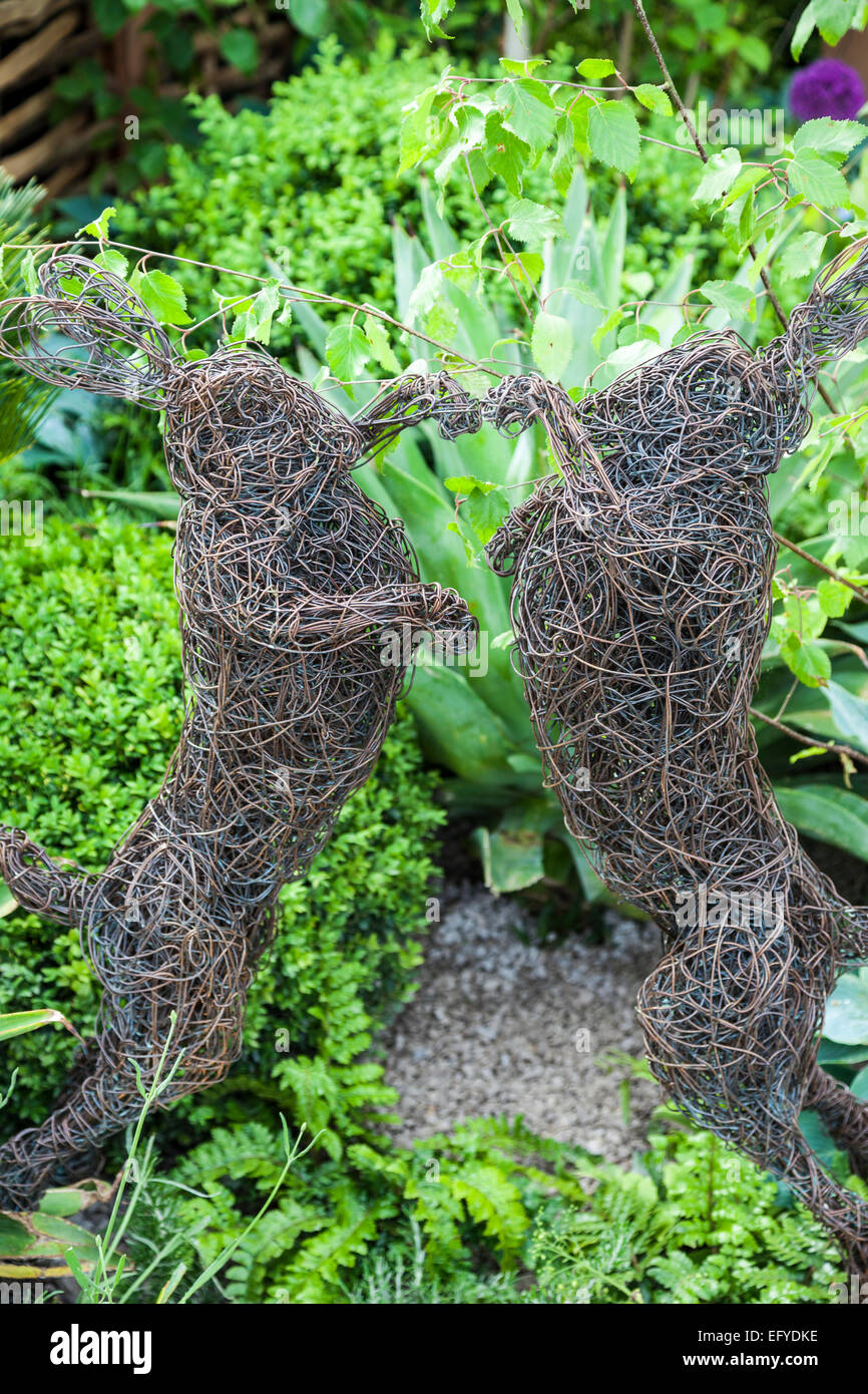 Boxing hares made of wire in a border Stock Photo - Alamy