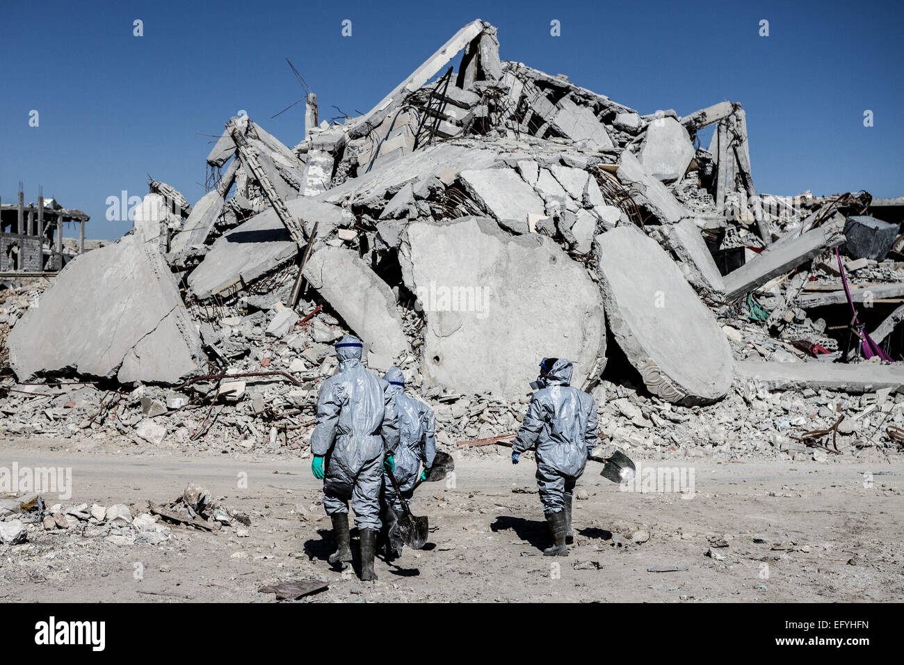 Kobane, Syria. 6th Feb, 2015. A unit of Kurdish YPG fighters wear ...