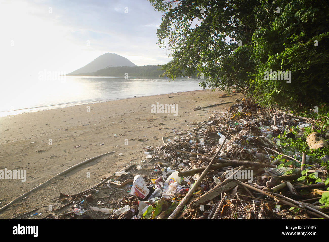 Trash on beach hi-res stock photography and images - Alamy