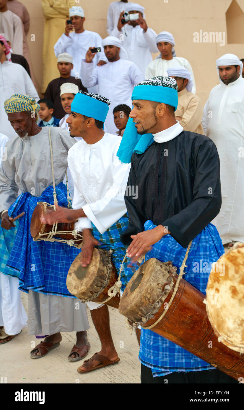 Oman traditional dance hi-res stock photography and images - Alamy