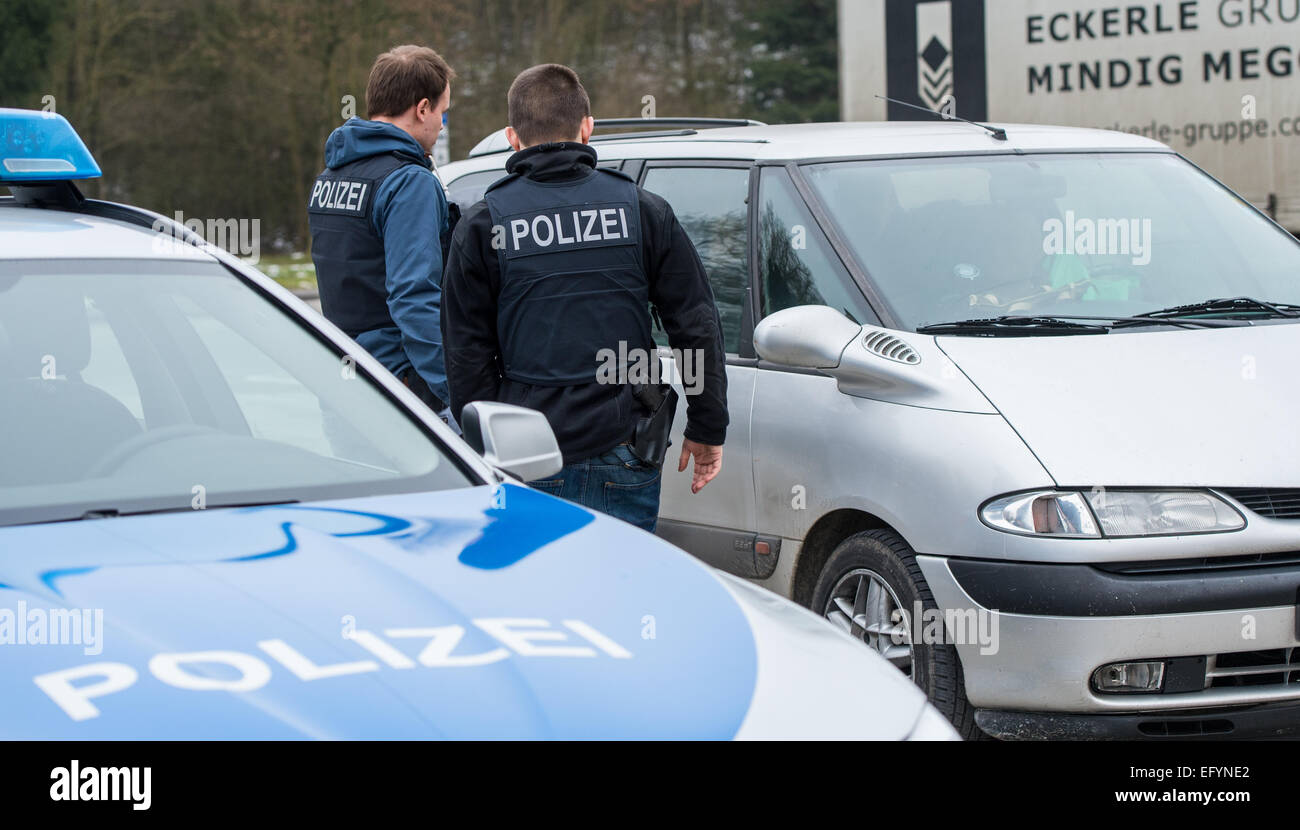 Passau, Germany. 12th Feb, 2015. Officers of the German federal police ...