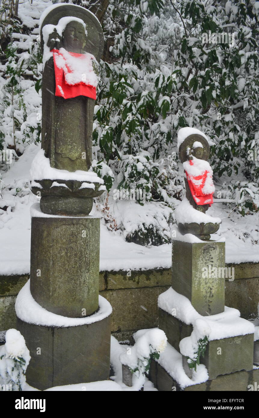 Statues winter hi-res stock photography and images - Alamy