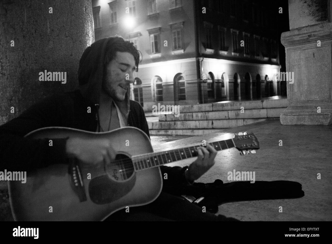 Street musician guitar Stock Photo - Alamy