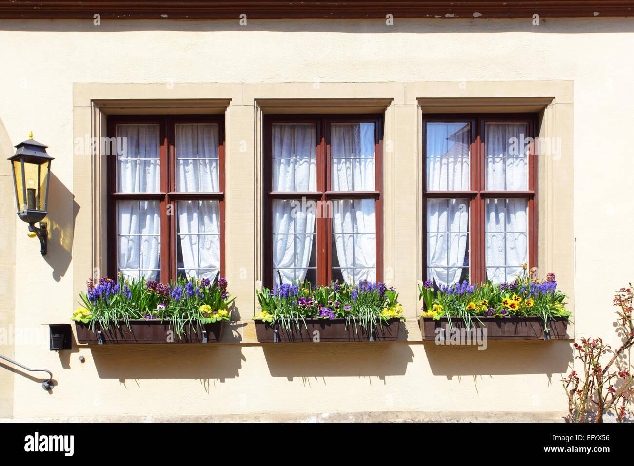 Windows old house flowers hi-res stock photography and images - Alamy