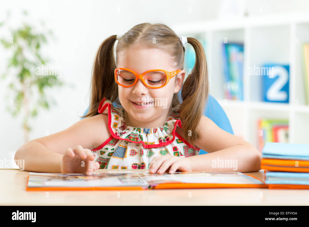 Child reading story library hi-res stock photography and images - Alamy