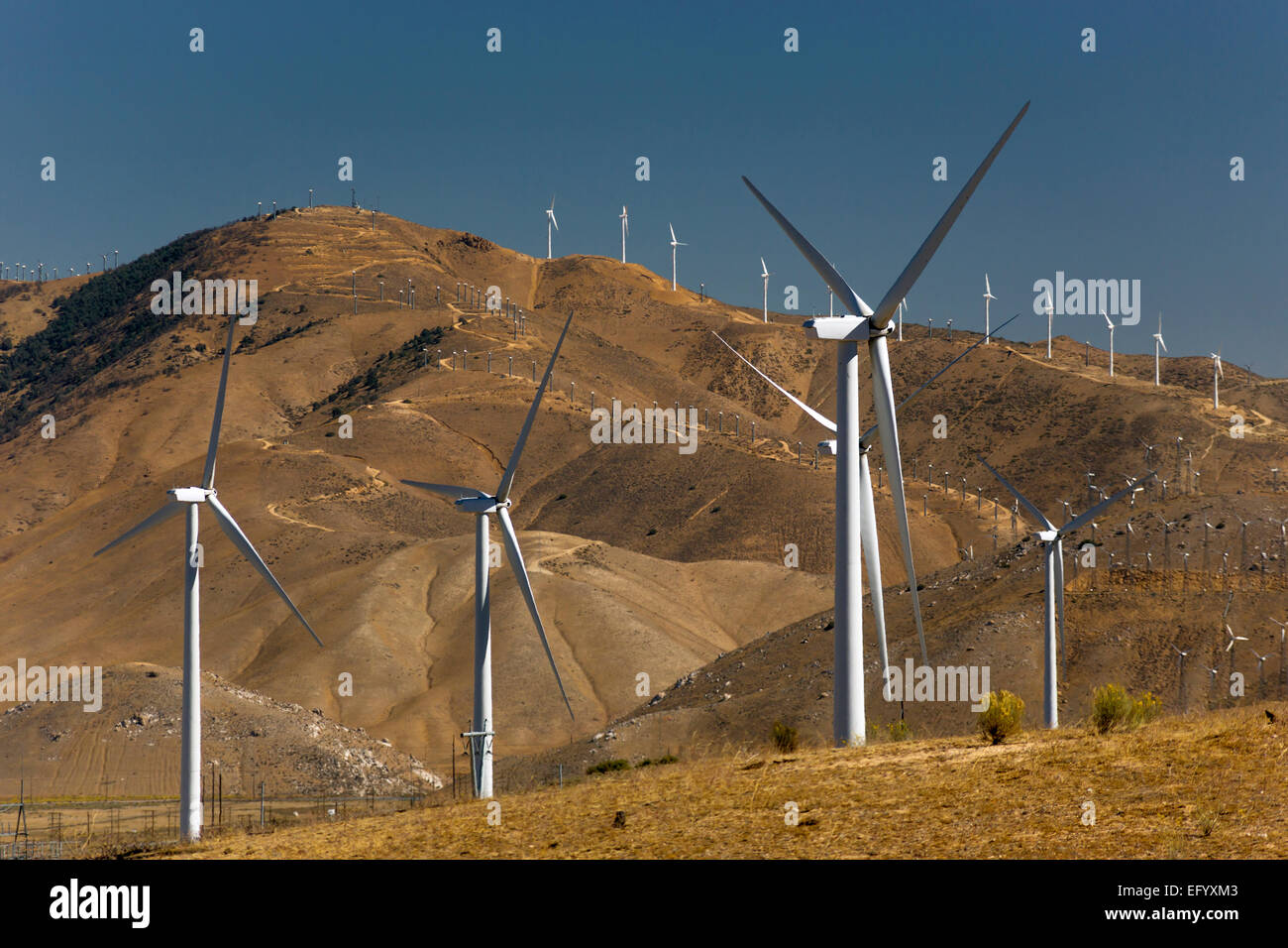 WIND TURBINE POWER PLANT TEHACHAPI CALIFORNIA USA Stock Photo - Alamy