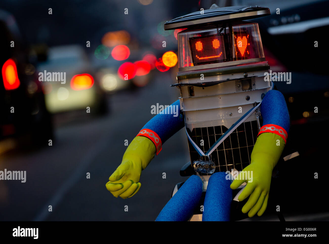 Robot called hitchBOT sits on the side of a road and 'smiles' in Munich ...