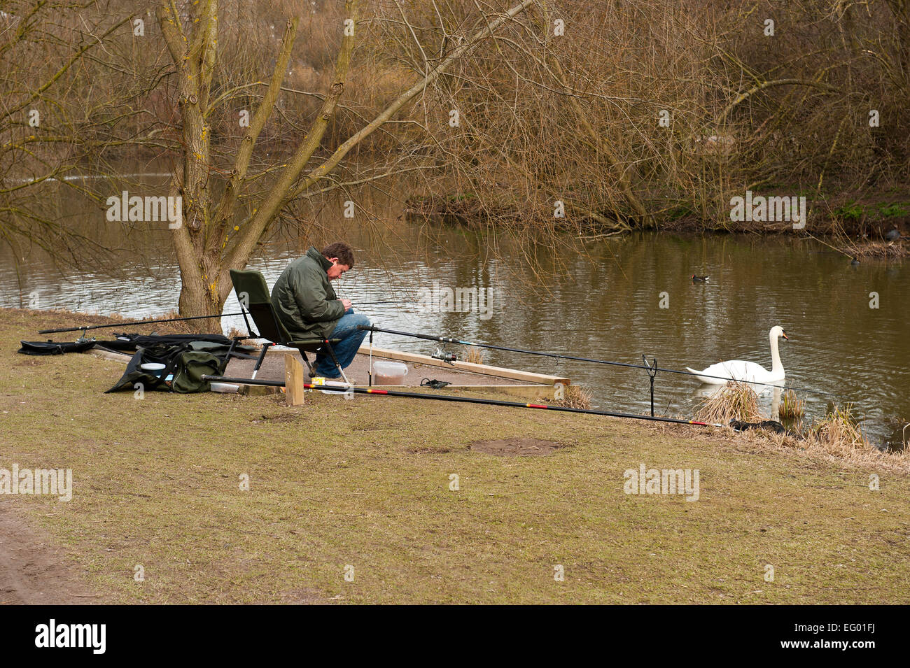 Men fishing uk lake hi-res stock photography and images - Alamy