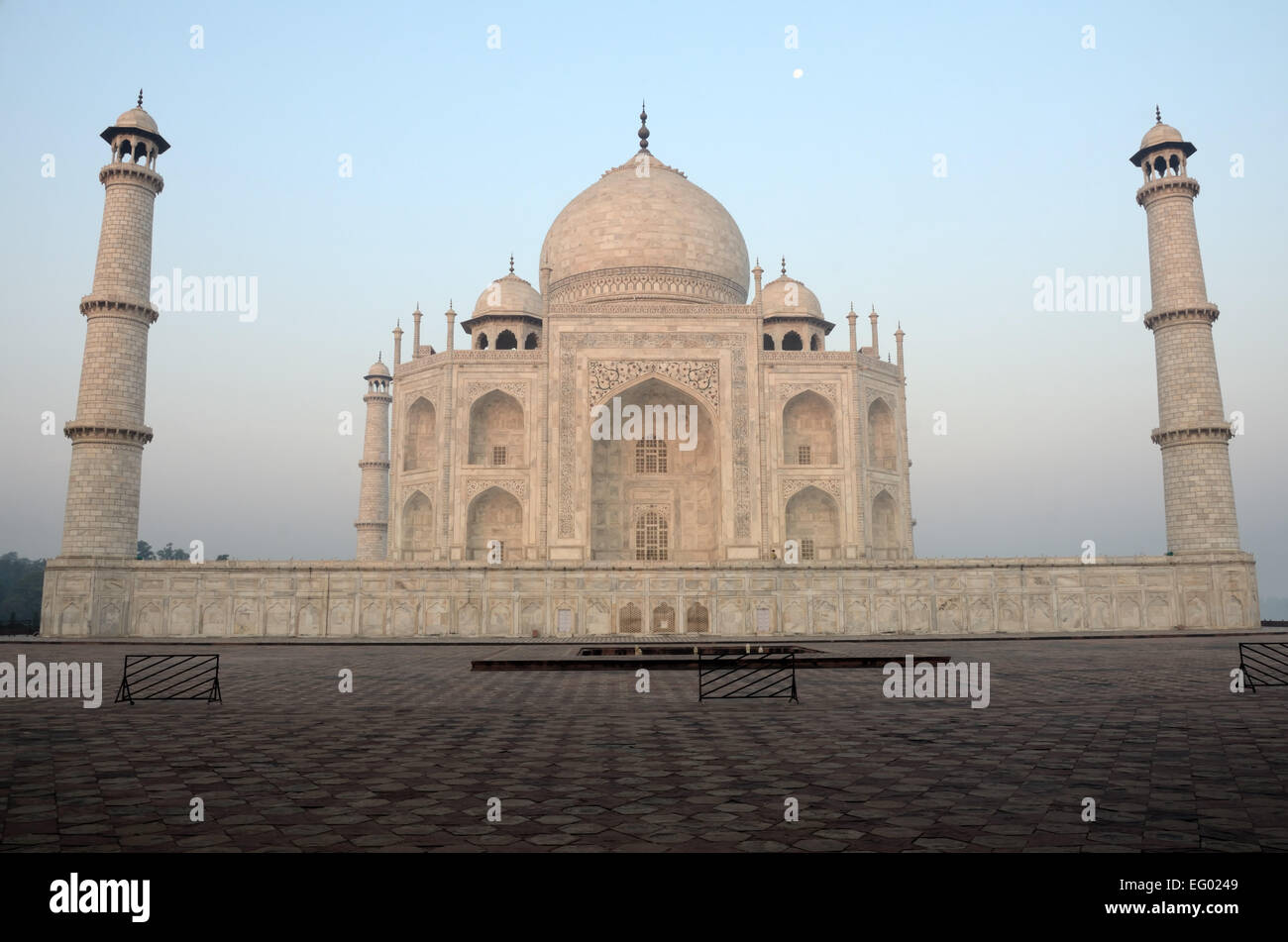 Taj mahal front view hi-res stock photography and images - Alamy