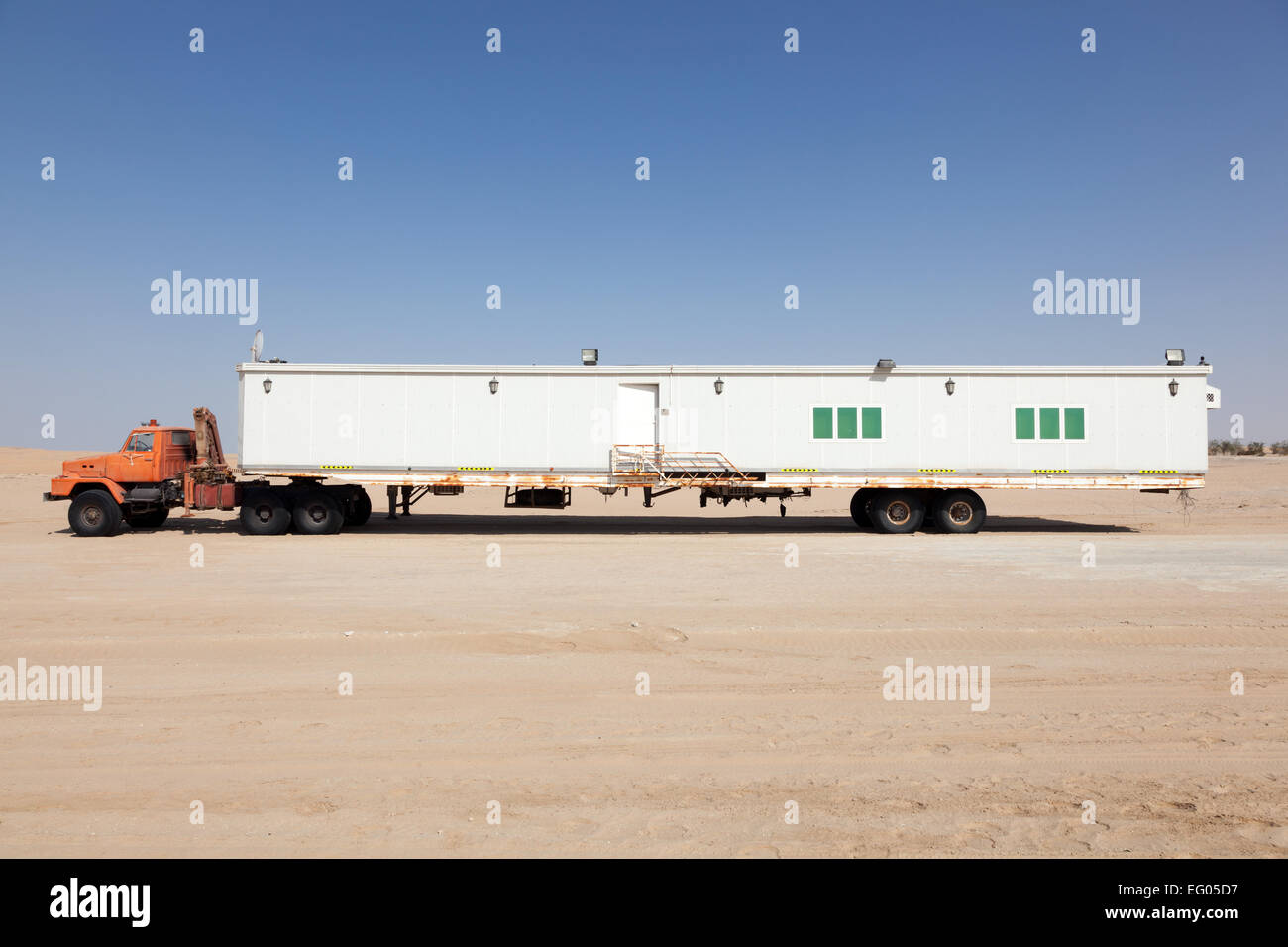 Trailer desert hi-res stock photography and images - Alamy