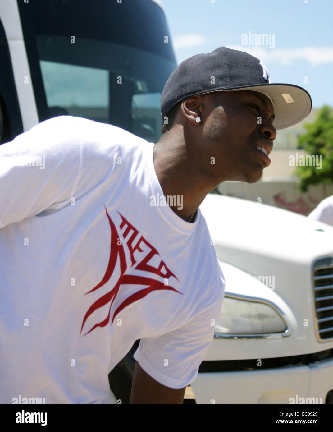 Carmelo Anthony Foundation presents a basketball court to the ...