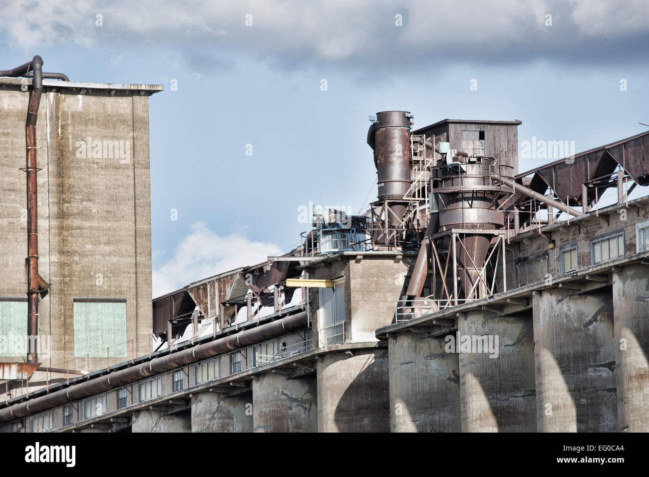 Abandoned grain elevator left to ruin in the American Rust Belt. Image ...