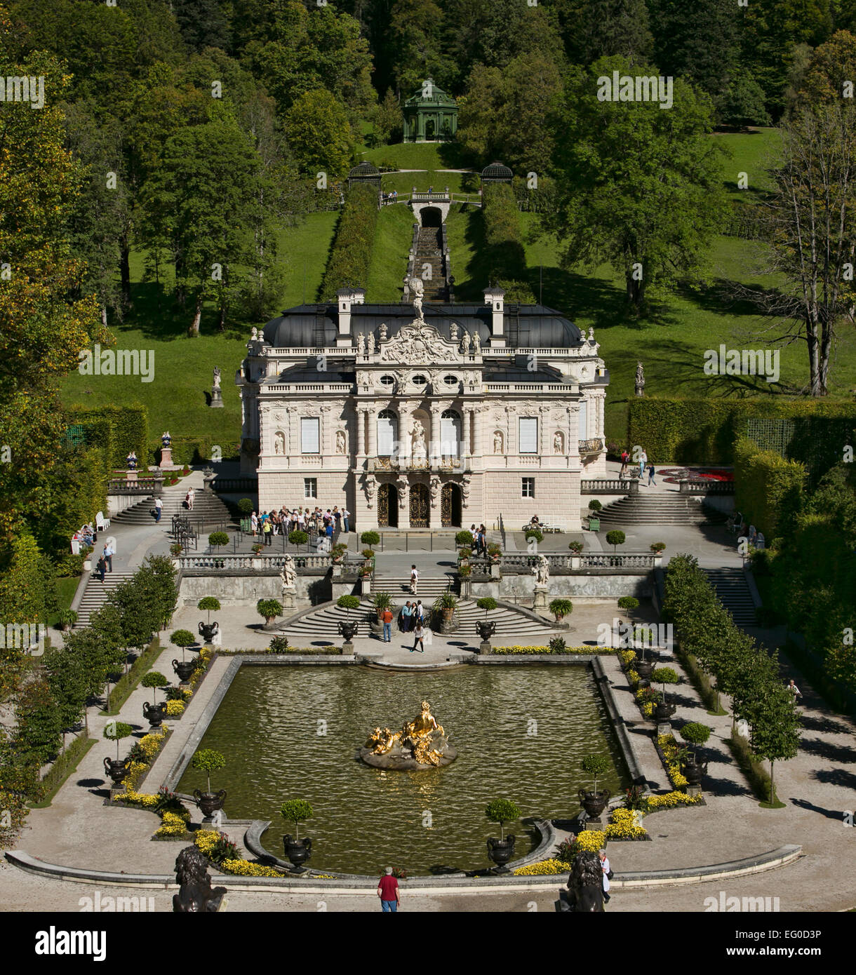 Linderhof Palace front fountain hill entrance Stock Photo - Alamy