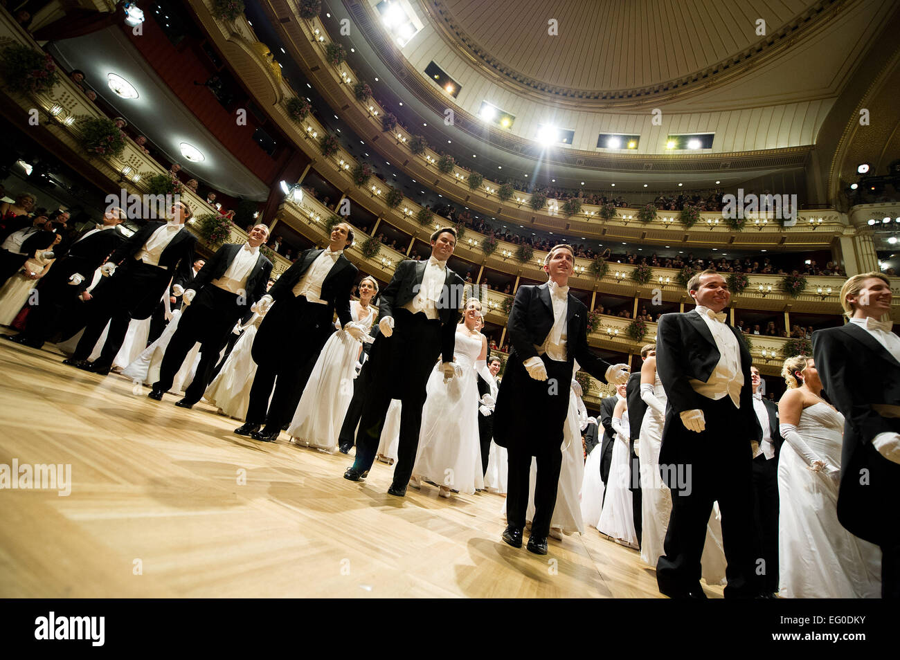 Vienna, Austria. 12th Feb, 2015. Young people in splendid attire dance ...