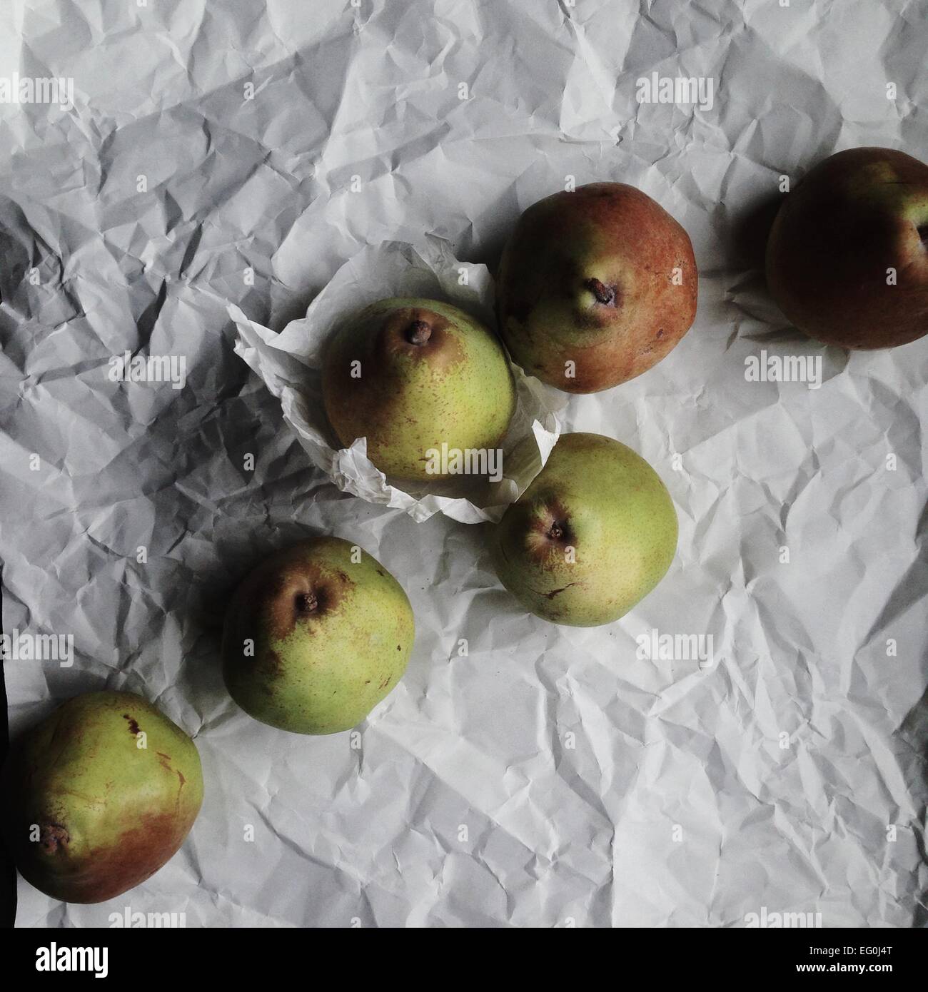 Fresh pears on crumbled white paper Stock Photo - Alamy