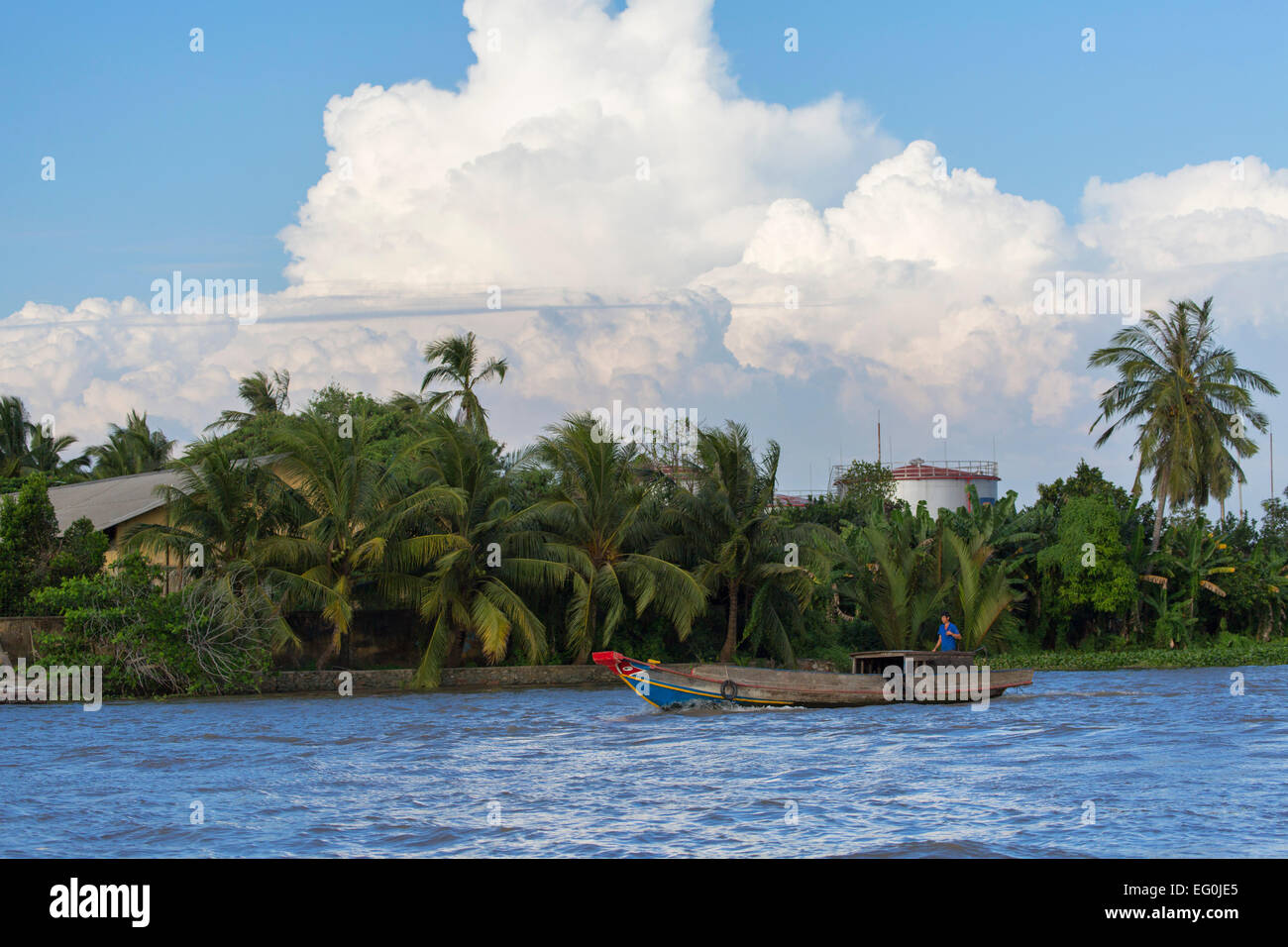 Vietnamese cargo barge hi-res stock photography and images - Alamy