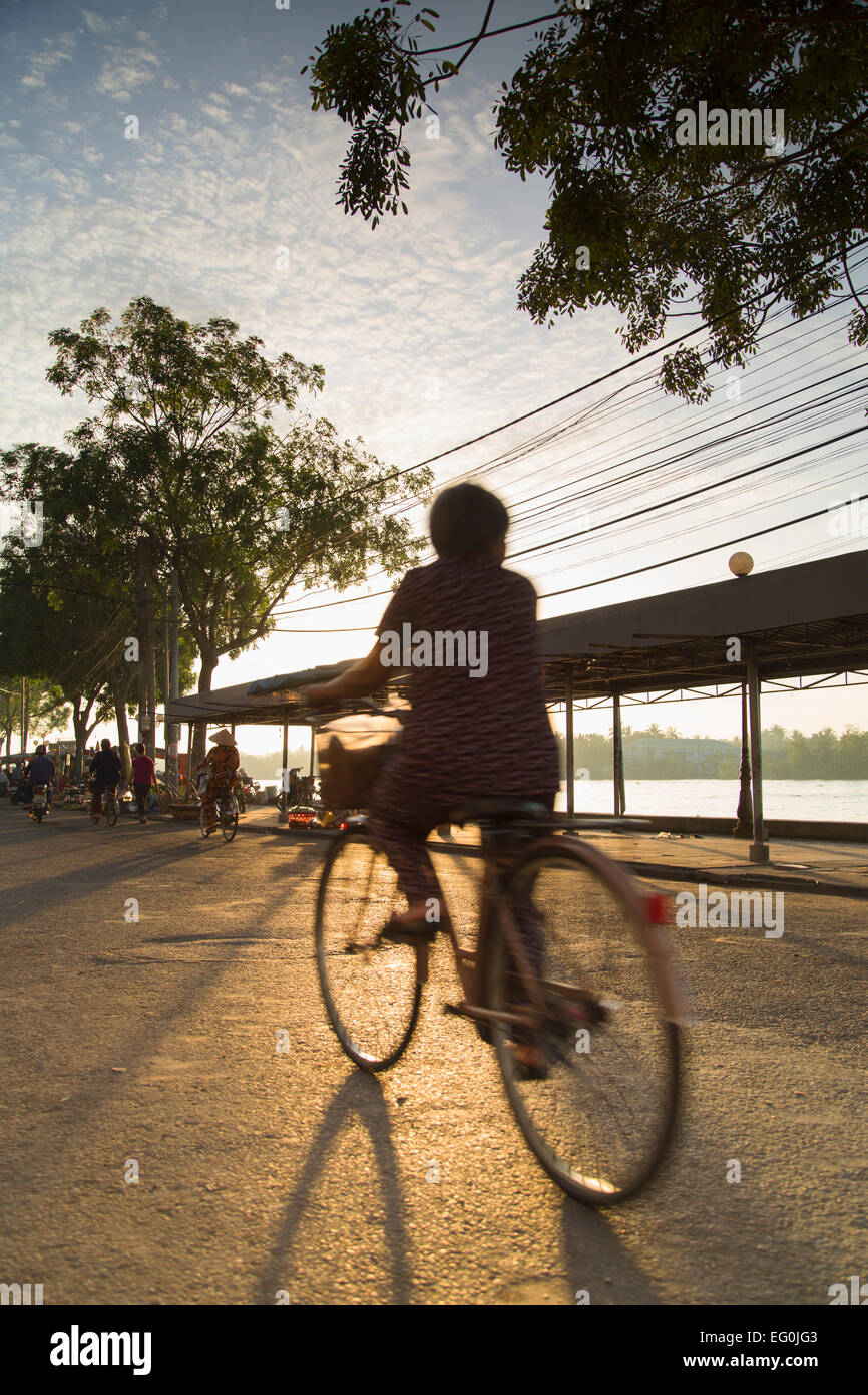 Vietnamese woman riding motorcycle hi-res stock photography and images ...