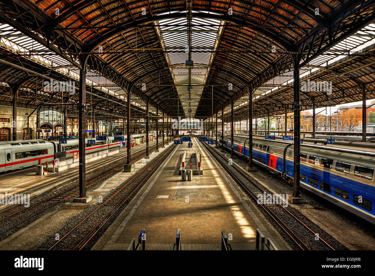 Empty train platform architecture hi-res stock photography and images ...