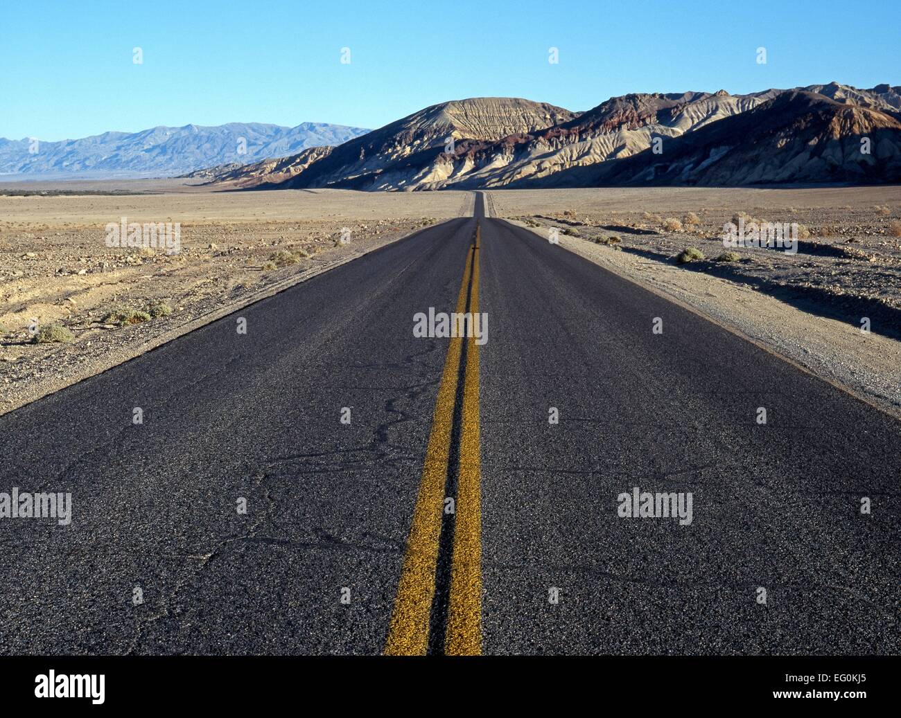 Long straight desert road america hi-res stock photography and images ...
