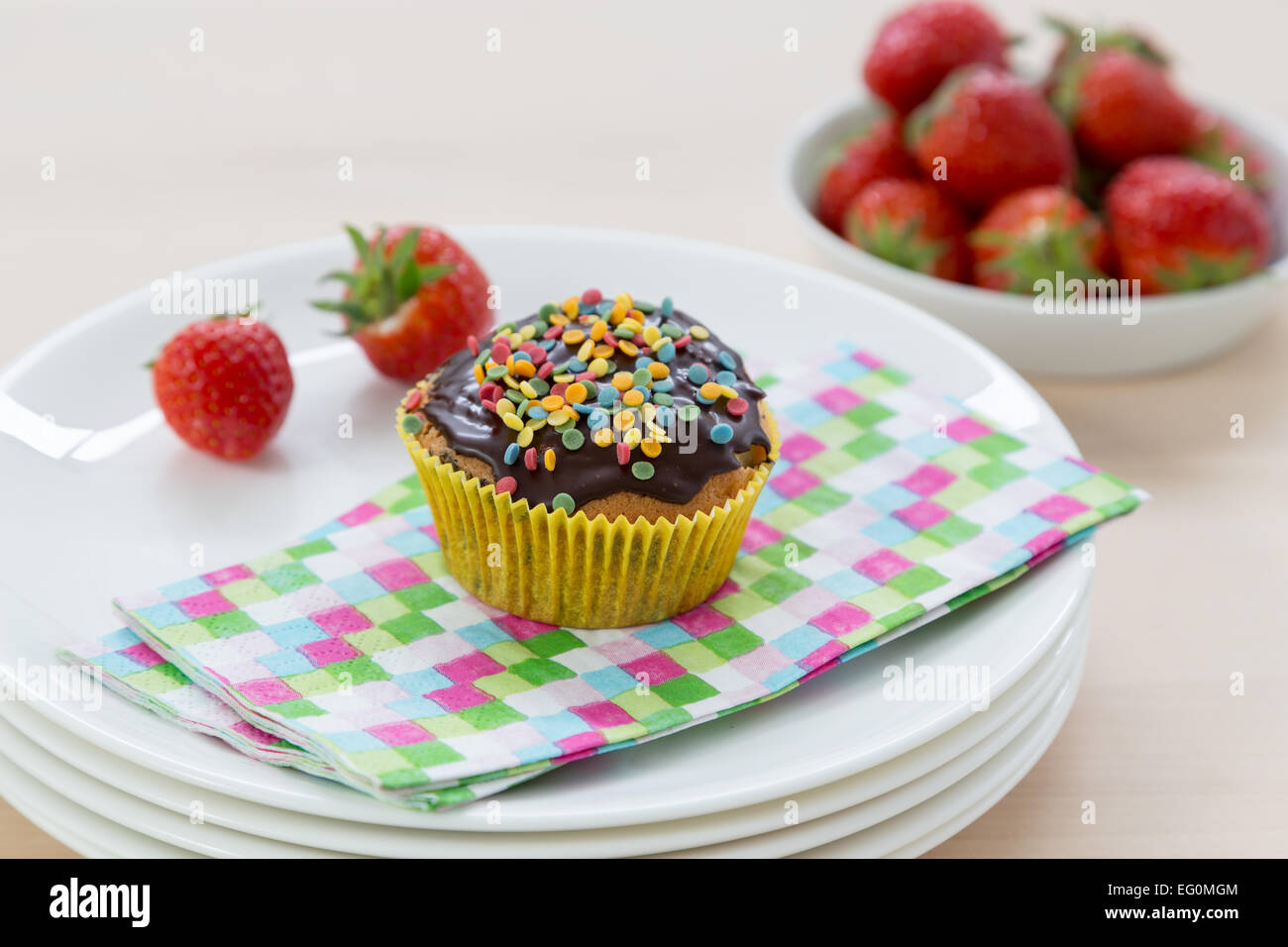 Muffins on plates hi-res stock photography and images - Alamy