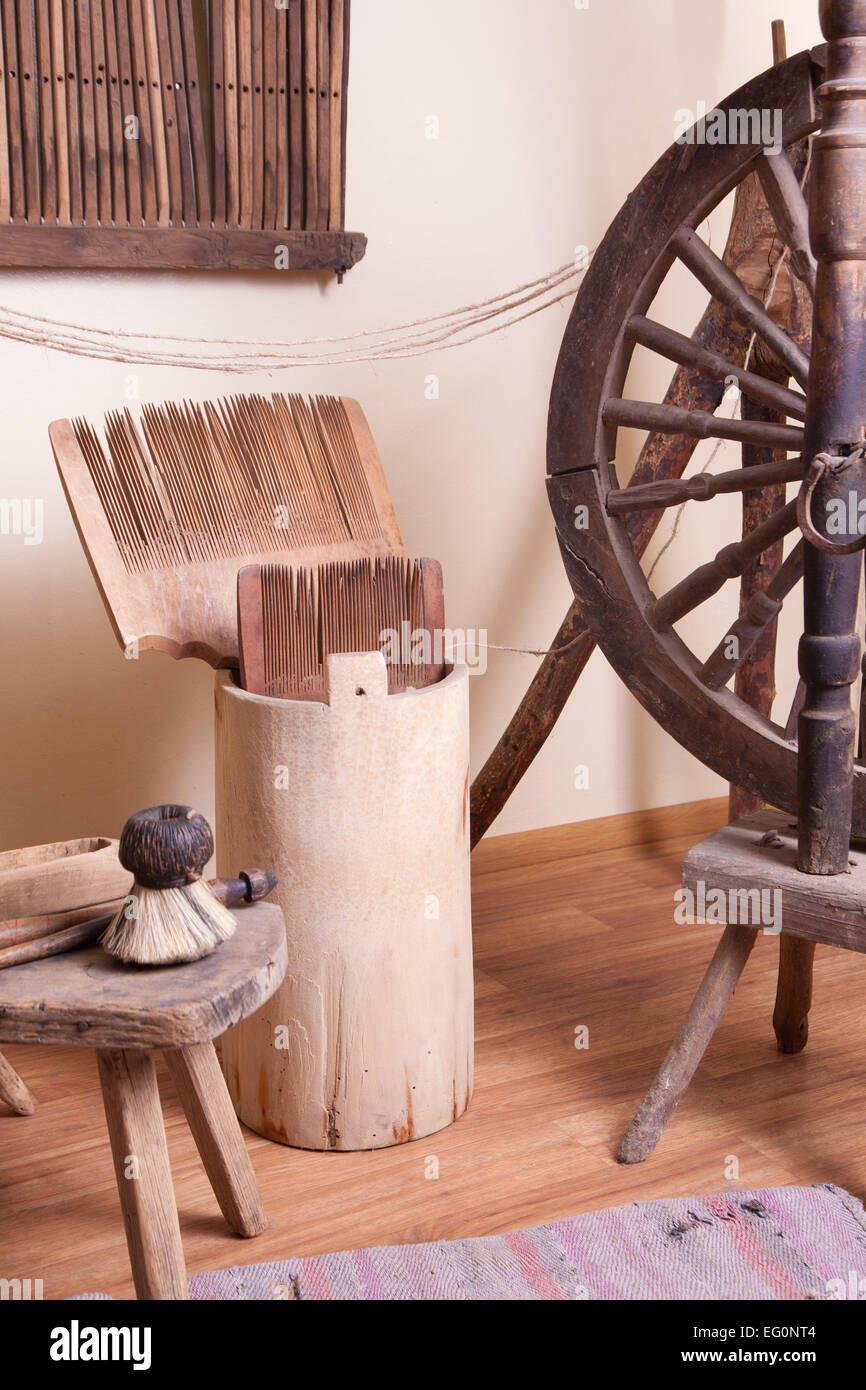 Vintage traditional spinning wheel Stock Photo - Alamy