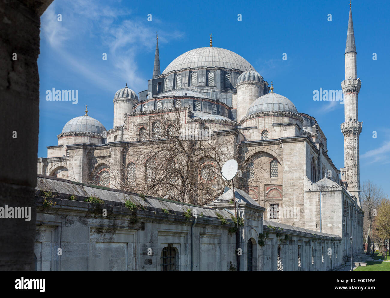 Side view of Süleymaniye mosque, blue sky Stock Photo - Alamy