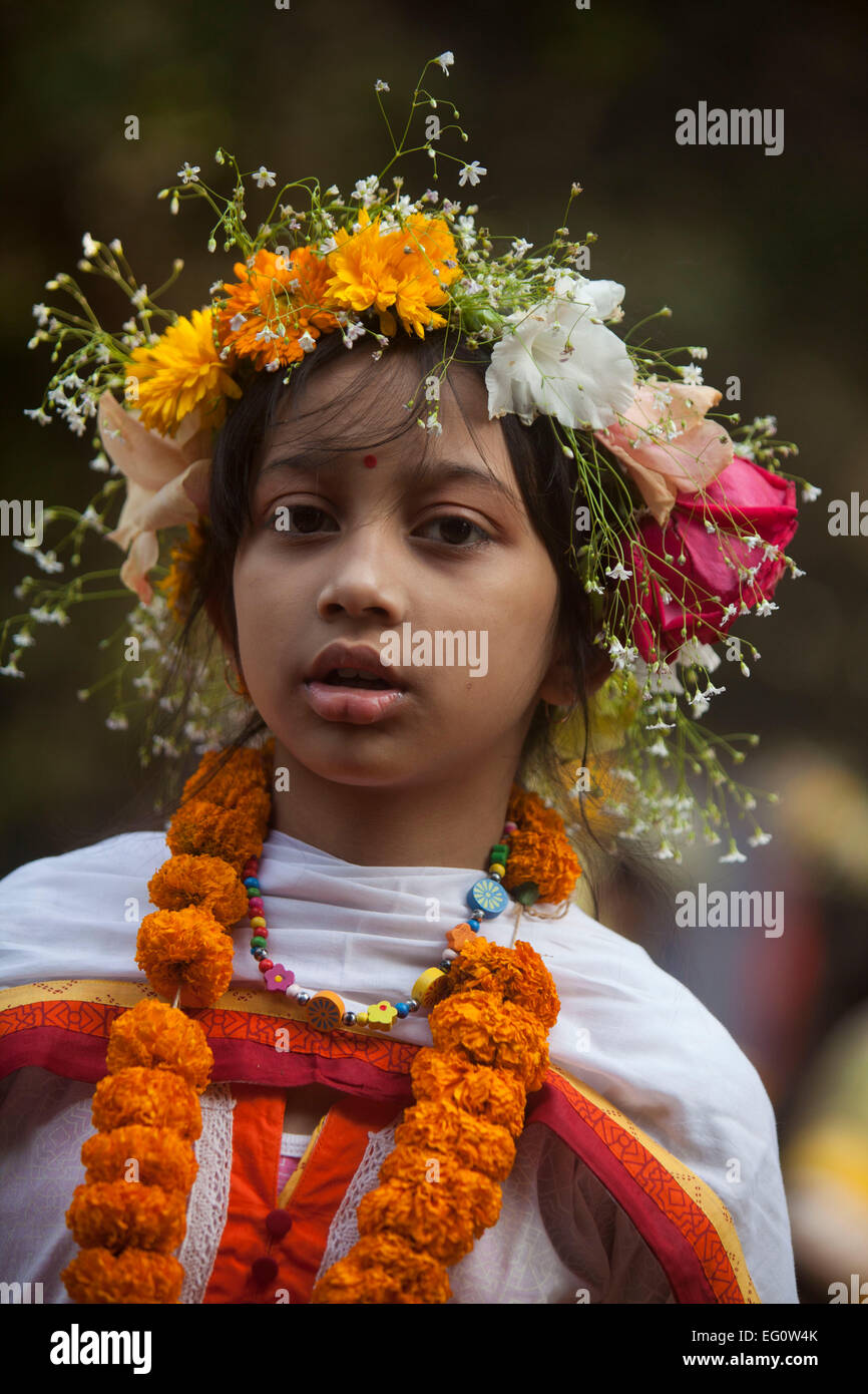 Dhaka, Bangladesh. 13th February, 2015. A Bangladeshi girl has her head ...