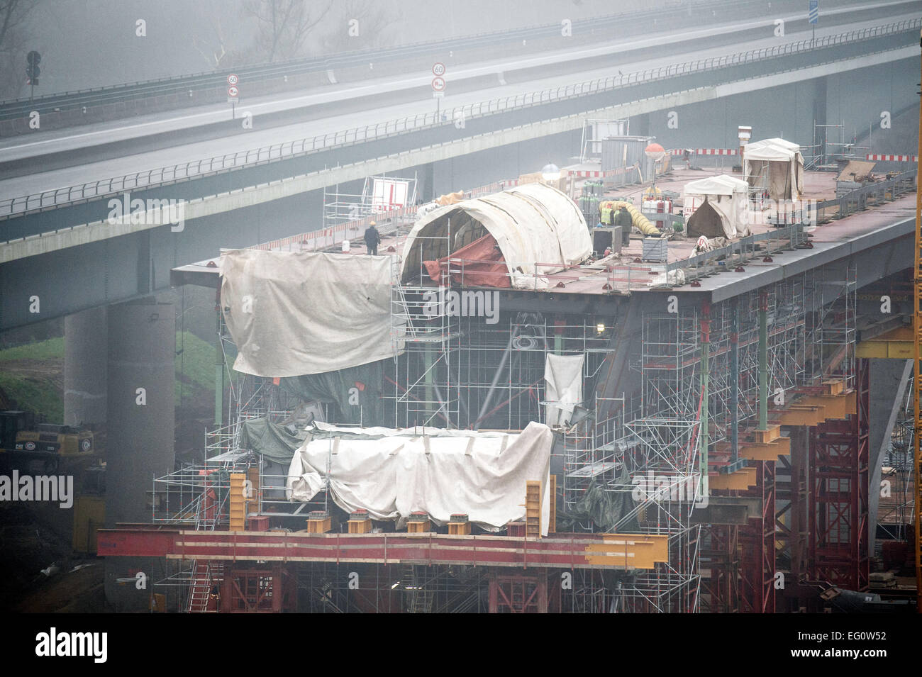 A new bridge is constructed next to the old, damaged Schiersteiner ...